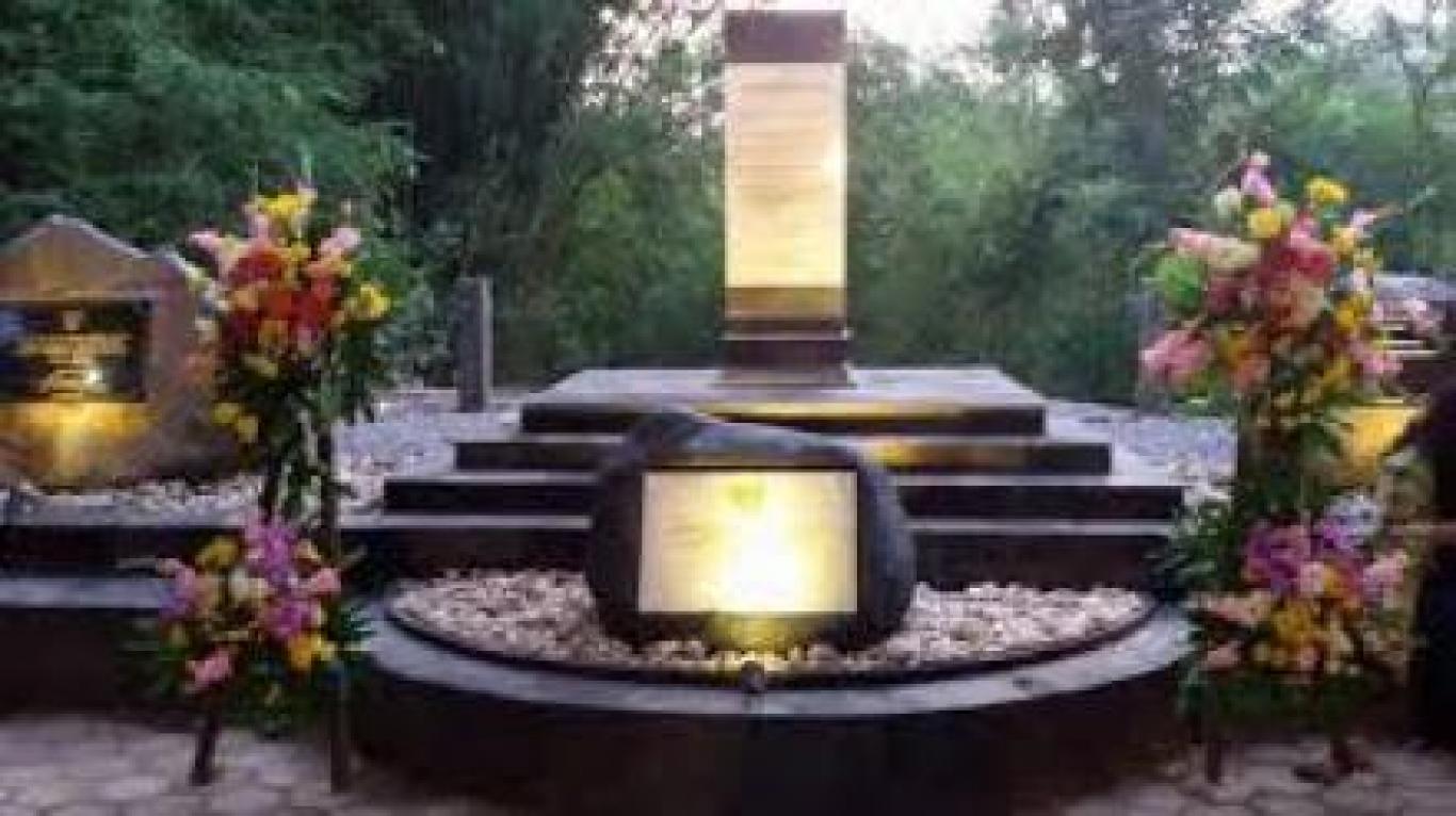 MONUMEN GEMPA POTROBAYAN - Website Kalurahan Srihardono